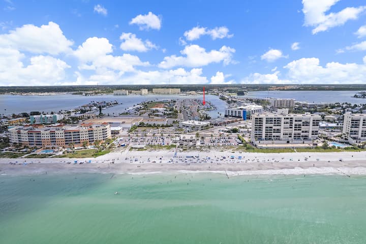 Upscale, Cozy And Coastal Condo! - Madeira Beach, FL