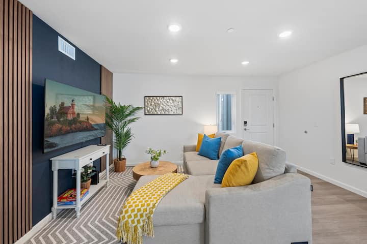 2 Blocks To Beach! King Beds, Fast Wi-fi, Parking - San Diego, CA