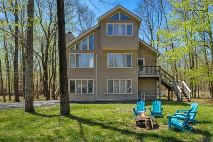 Poconos 4br Home: Pool, Lake Access, Kayaks - Gouldsboro Lake, PA