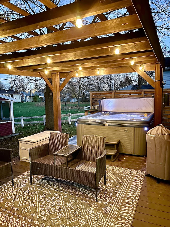 Cozy Cottage W/ Hot Tub, 75" Tv, Games, Kitchen - Illinois