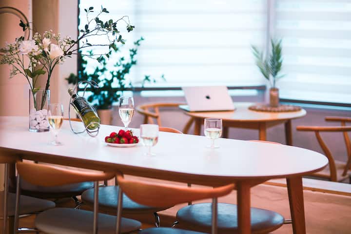 홍대 도보 10분  방5,침대5,욕실2     가족,친구 여행 최대10인 - Seoul