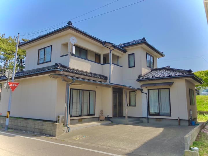 ベットに布団あり（4号室）象潟駅から徒歩10分　鳥海山観光、森子大物忌神社、秋田観光に最適 - 秋田県