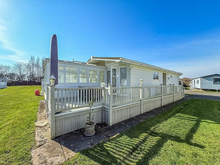 Lodge With Decking At Southview Ref 33093v - Skegness