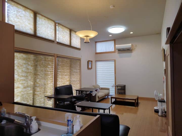 送迎無料・旅好きホストが駅迄お迎え・ペット歓迎・熊本城迄2キロ・240㎡の住宅の半棟を貸出・駐車2可 - Kumamoto