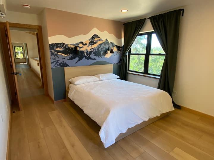 Black Peak Room (Room B) - Winthrop, WA