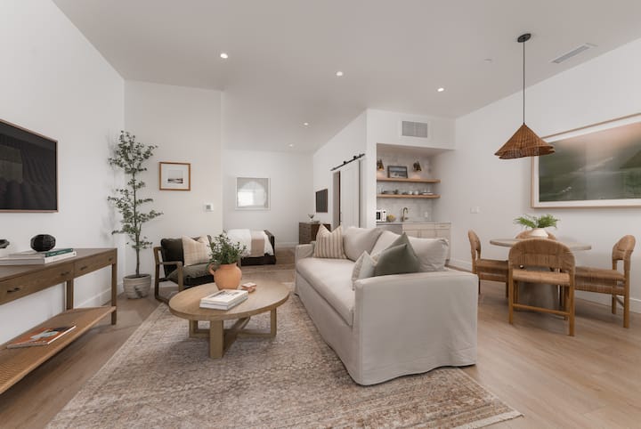 Downtown Santa Barbara Stylish Studio Retreat - Santa Barbara, CA