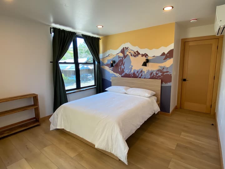 Dome Peak Room (Room D) - Winthrop, WA