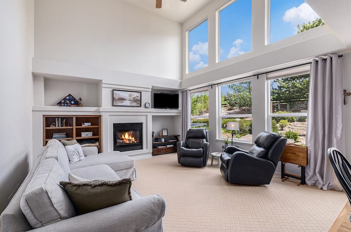 Beautiful Home Near Hikes & Perfect Location - Colorado Springs, CO