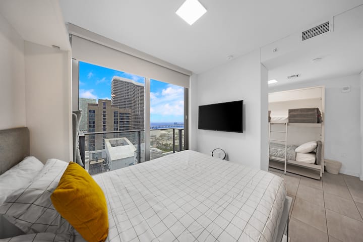 Downtown Penthouse Studio With Views, Pool & Gym - Miami