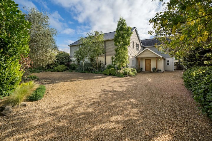 Stunning Home, Sleeps 10, Tennis Court & Pool - Isle of Wight