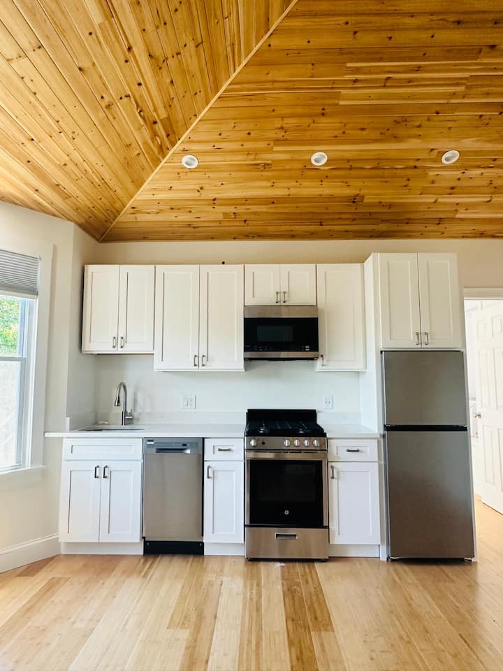 The Bellevue Apartment - Near The Beach - Newport, RI