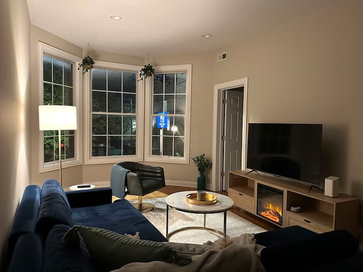 North Center Apartment, Walker's Paradise - Chicago, IL