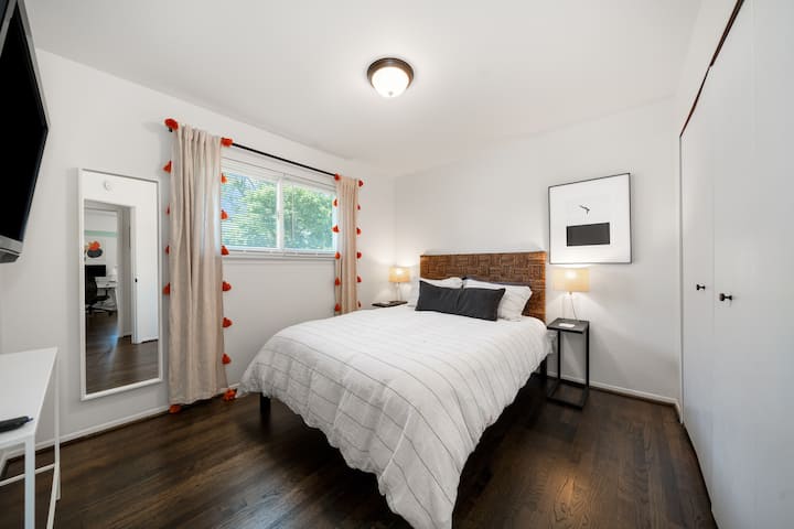 Modern 1-story Near Downtown Royal Oak & Freeways - Oak Park, MI