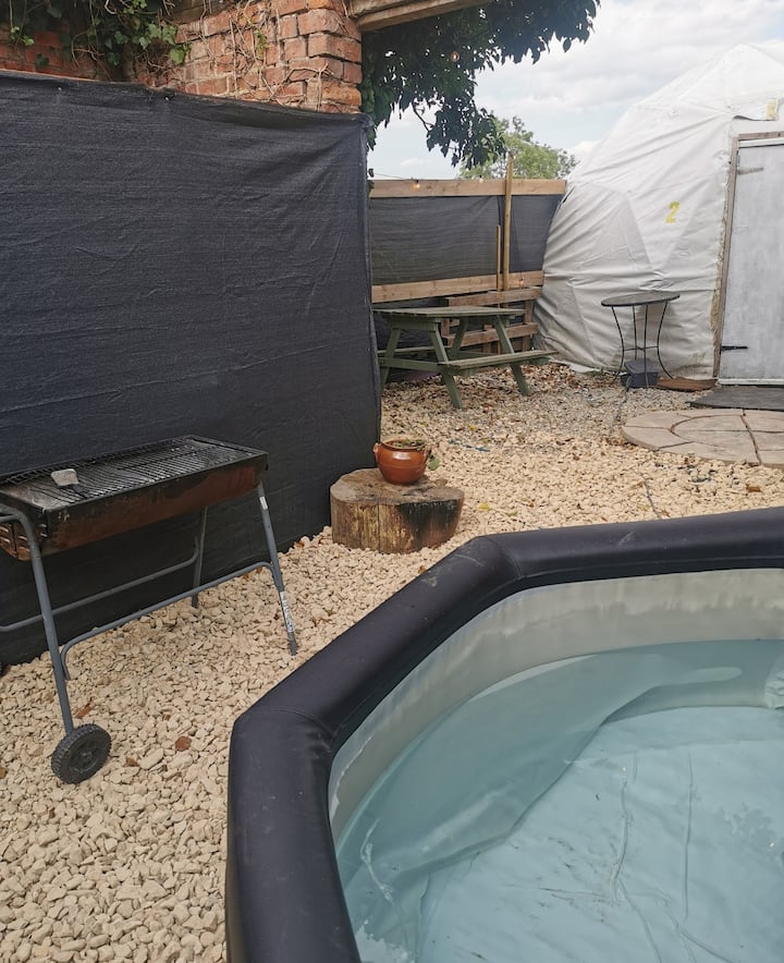Secret Hot Tub Lincoln Dome, Firepit, Projector - Lincolnshire