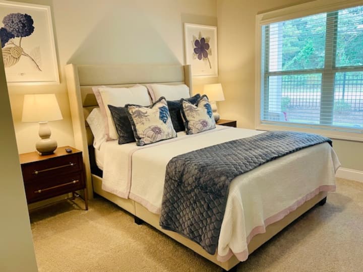 Swanky Queen - Athens, GA