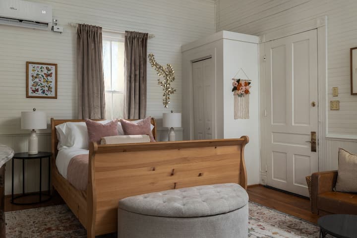 Little White House Studio W/ Full Kitchen - Greensboro, NC