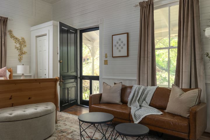 Little White House Studio W/ Full Kitchen - Lake Brandt, NC