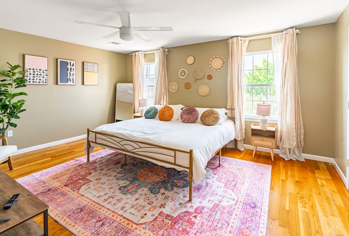 Cozy Room With Spacious King Bed | Downtown Newark - New Jersey