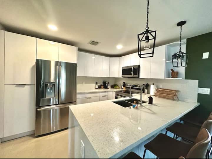 Peaceful, Central & Modern Home - Pompano Beach, FL