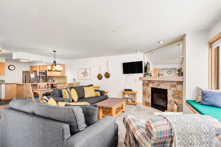 Streamside Patio, Hot Tubs Open For Fall. Hike/ski - Breckenridge, CO