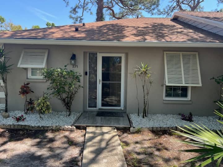 Sarasota Downtown Beach Getaway - Sarasota, FL