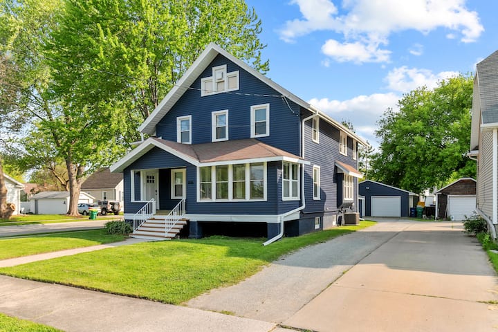 Bay Wind House | 2.8 Mi Lambeau - Green Bay, WI