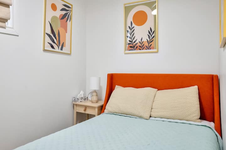 Charming, Spacious • Steps To River & Downtown Fun - Windsor