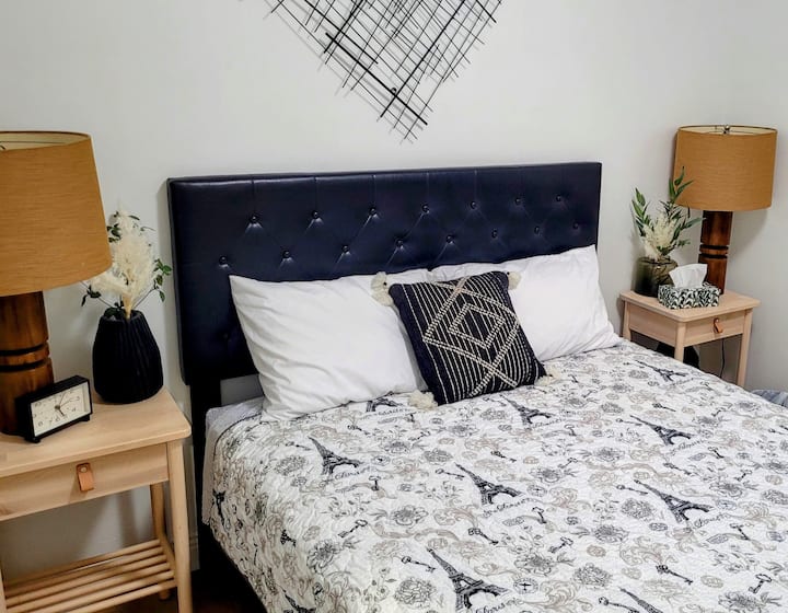 Coffee & Tea, Laundry, Dishwasher • Steps To River - Windsor