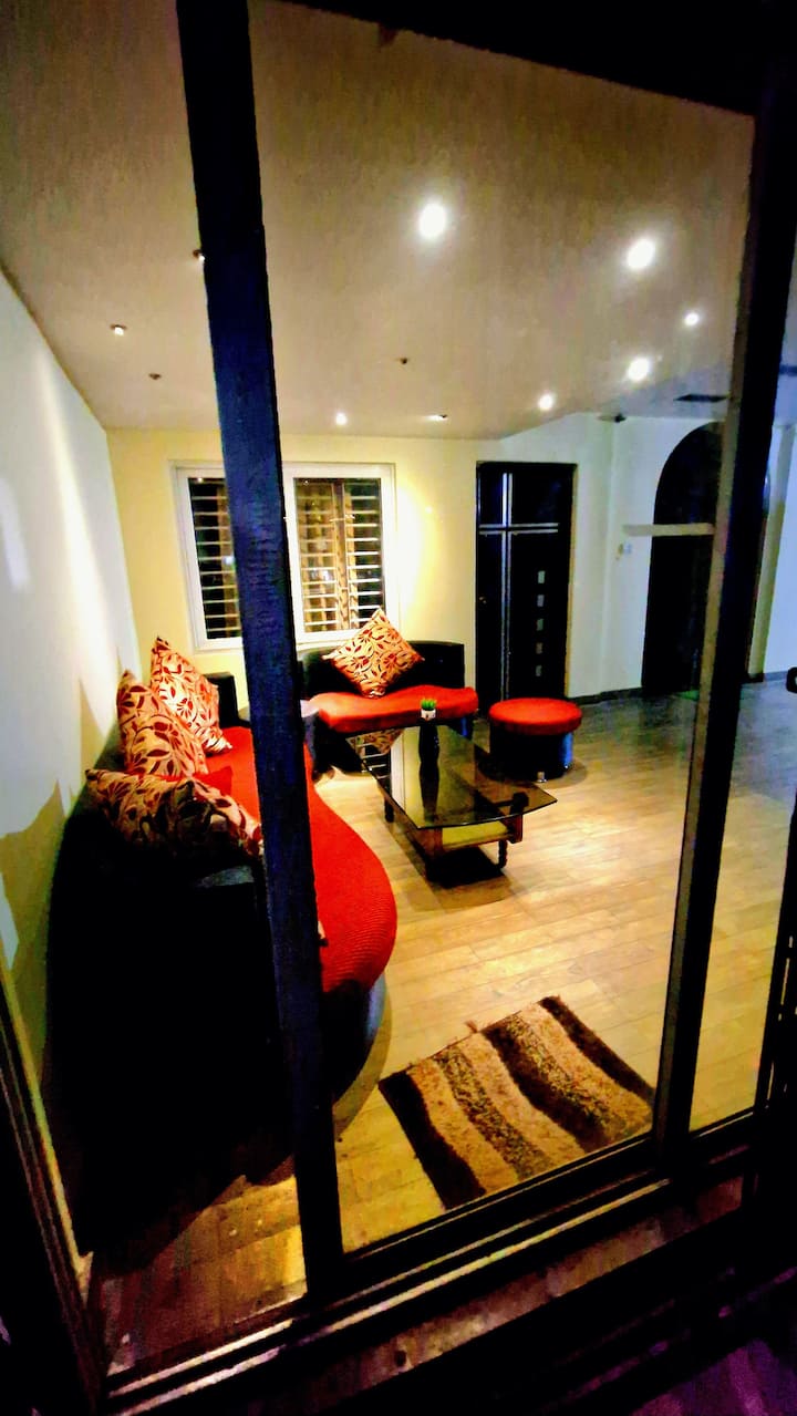 Spacious 4bhk Near Airport – Enjoy Cozy Retreat! - Kolkata