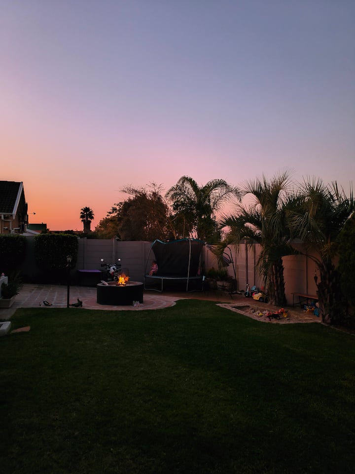 Home In Durbanville With Expansive Yard - Western Cape