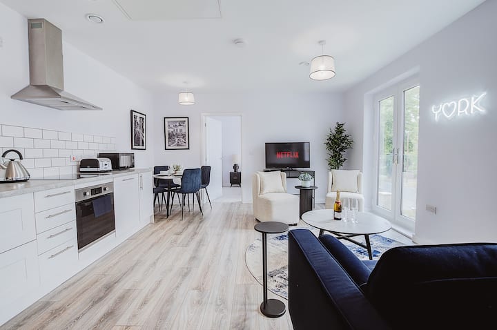 Stylish York New-build, Free Parking & Ev Charging - York