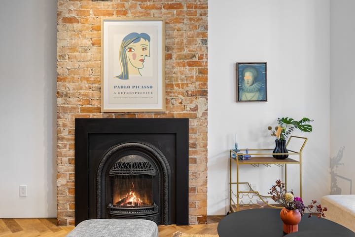 Charming Victorian In Little Portugal - Toronto