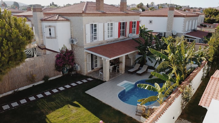 Alaçatı'nın Kalbinde Huzurlu Ve Havuzlu ÖZel Villa - Çeşme