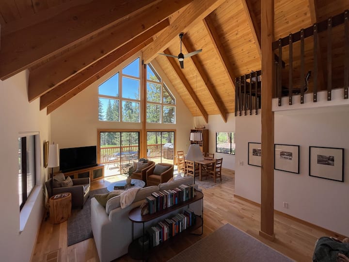 Light-filled Chalet On The Golf Course - Truckee, CA