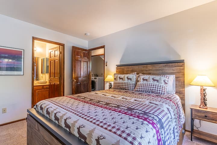 Condo By Mammoth Creek Park, Pickleball, Hot Tub - Mammoth Lakes, CA