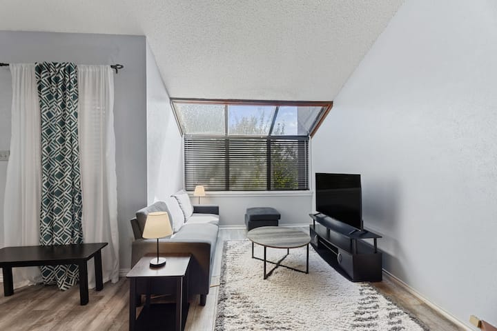 Stylish 1 Br | Close To Greenville | Outdoor Pool - Urban Reserve - Dallas