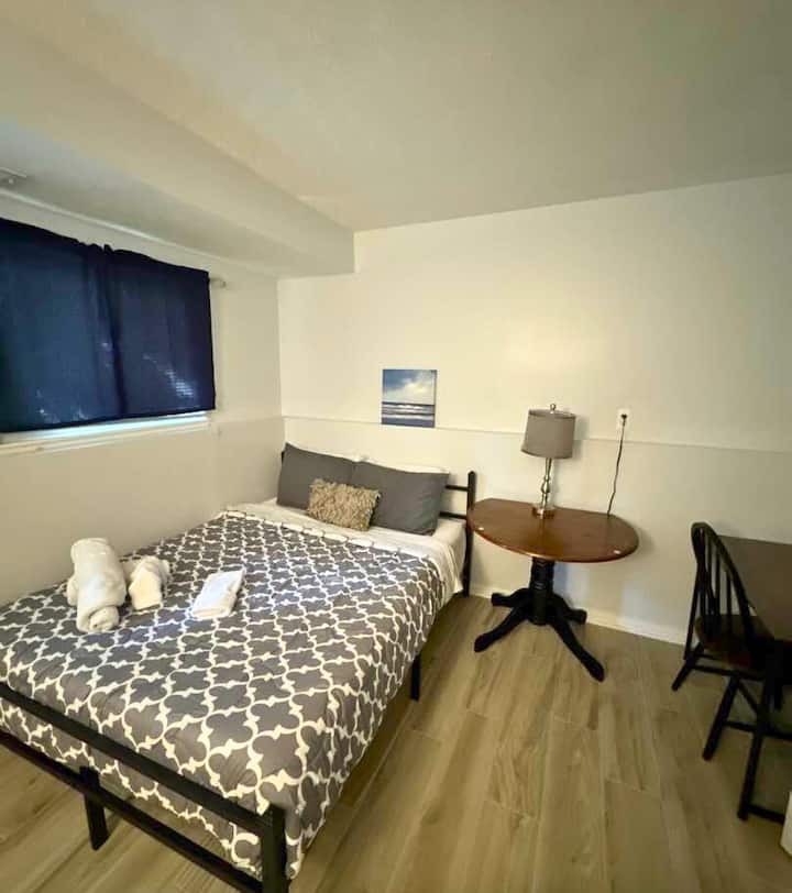 New Wiehle Metro, Queen Room, Parking & Wifi - Reston, VA