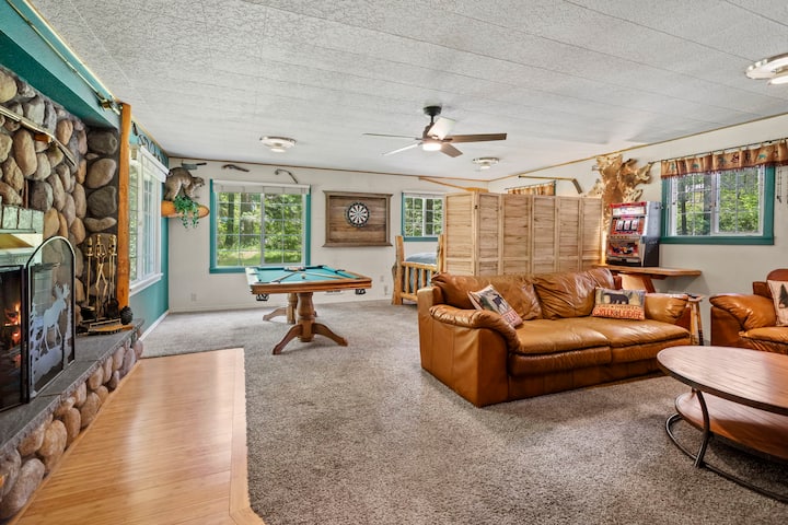 Classic Creekside Cabin W/ Hot Tub-pool Table - Ashford, WA