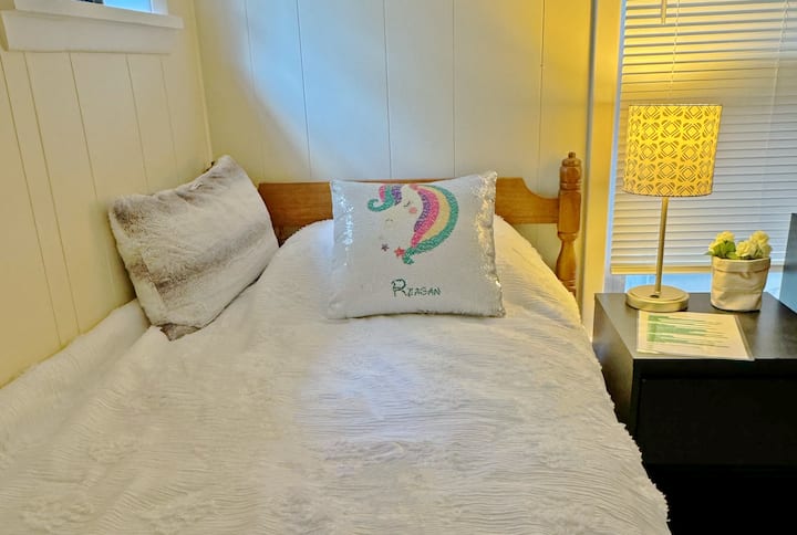 Downtown Boutique White Room  With Free Parking - Ithaca, NY