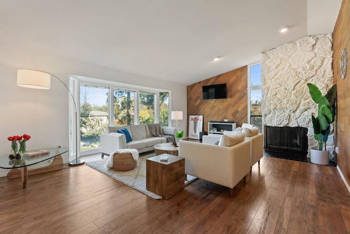 Bright Contemporary Dishman Hills Family Retreat - Spokane Valley, WA