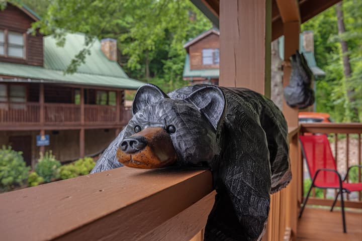Alpha Bear's Honeymoon Cave - Pigeon Forge, TN
