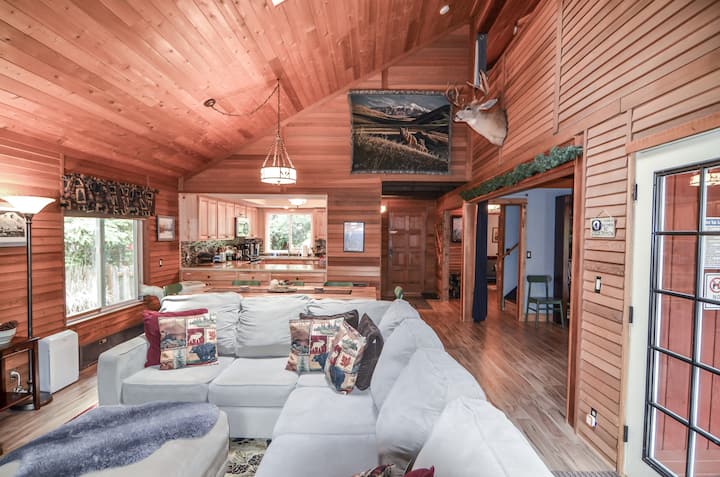 Near Sandy River~ Hottub, King Bed, Xbox, Game Rm - Oregon
