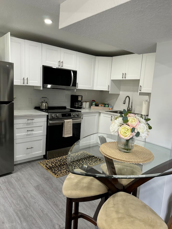 2 Bed+1bath Basement Apartment. - Waterloo, Canadá