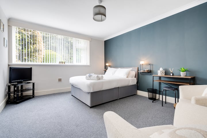 Modern South Home | 2-min Walk To Stn - Aéroport de Liverpool John Lennon (LPL)