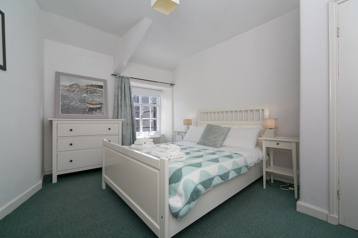 Grade 2 Listed Spacious Town House In Beaumaris - Beaumaris