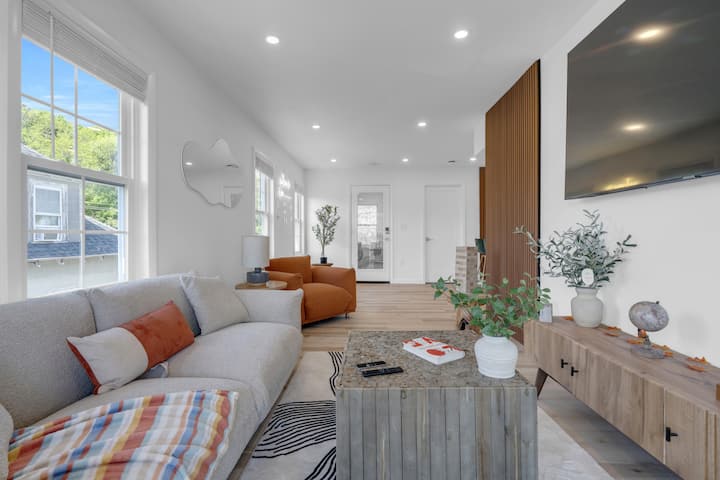 Iii 3-bedroom Penthouse Condo Retreat In Salem, Ma - Marblehead, MA