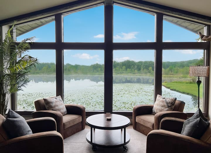 Private Lakefront Hideaway - 브루클린