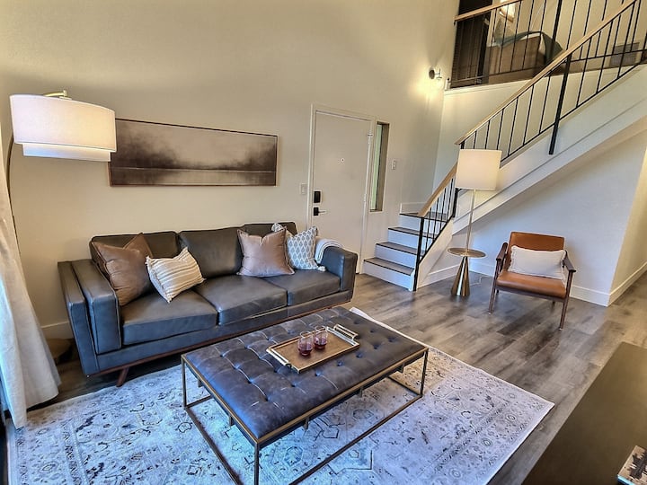 Canyon Luxe Condo: 2bd/2ba/loft/pool & Spa - Santa Clarita, CA