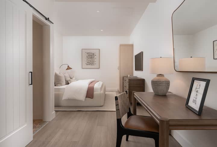 Stylish Retreat In Downtown Santa Barbara - Santa Barbara, CA