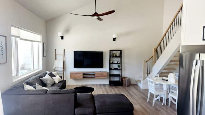 New Bright Modern Farm Oasis - North Saanich